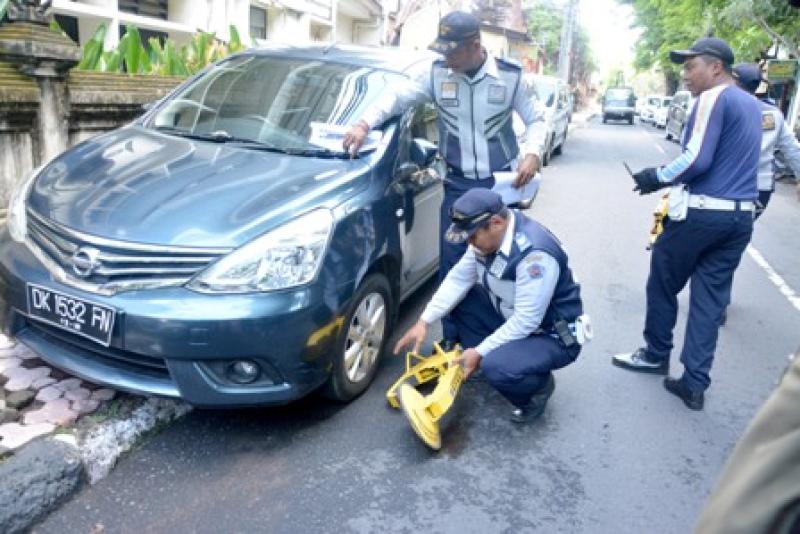 Dishub Gembok Mobil Melanggar Parkir | Bali Tribune